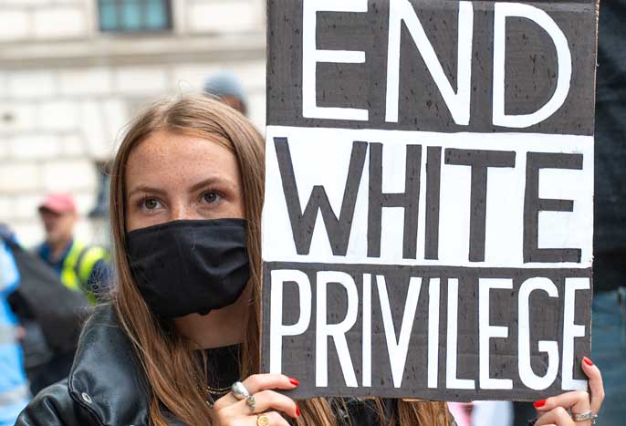 Revue Éléments - Privilège blanc! C’est grave, docteur, d’être Blanc?